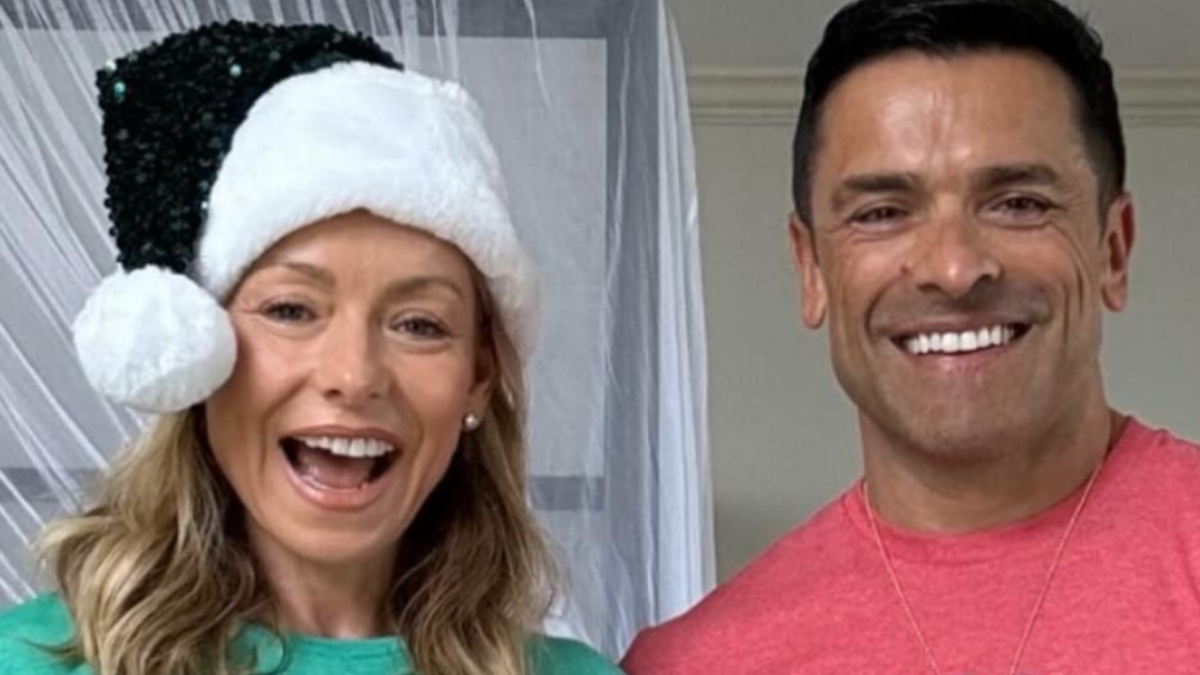 Kelly Ripa Defends Pantless Xmas Photo In Santa Hat