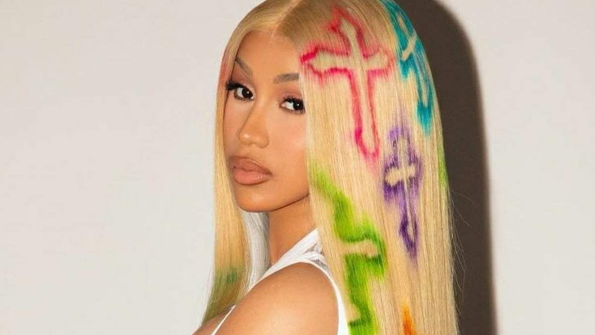 Cardi B Calls Out Production Team After Experiencing Technical Issues ...