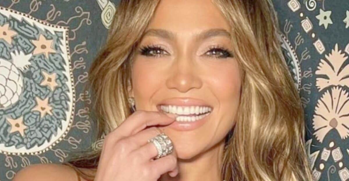 Jennifer Lopez Shows Ben Affleck Poolside Body That's 'Still Got It'