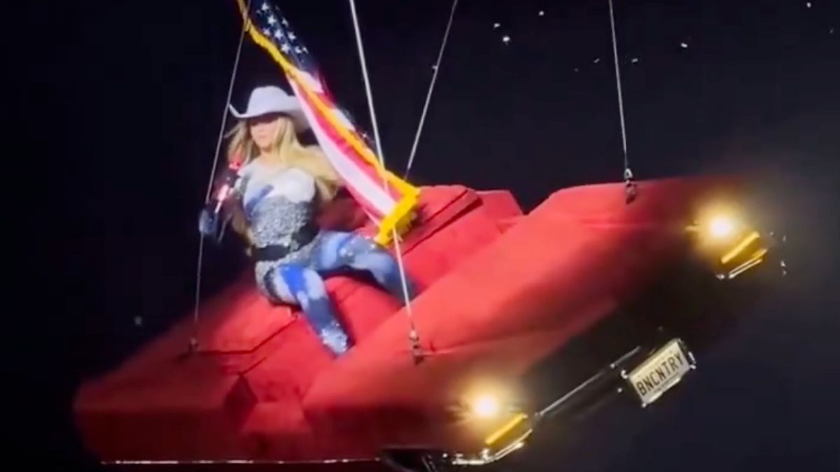 Beyoncé Fans Mortified After 'Terrifying' Stage Prop Fail: ' Full Of ...